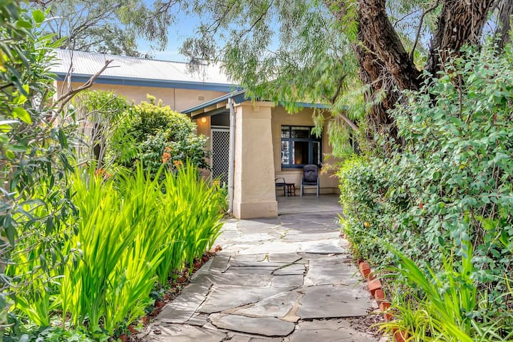 East Parklands Cottage: A Dreamy Garden Hideaway - Stirling