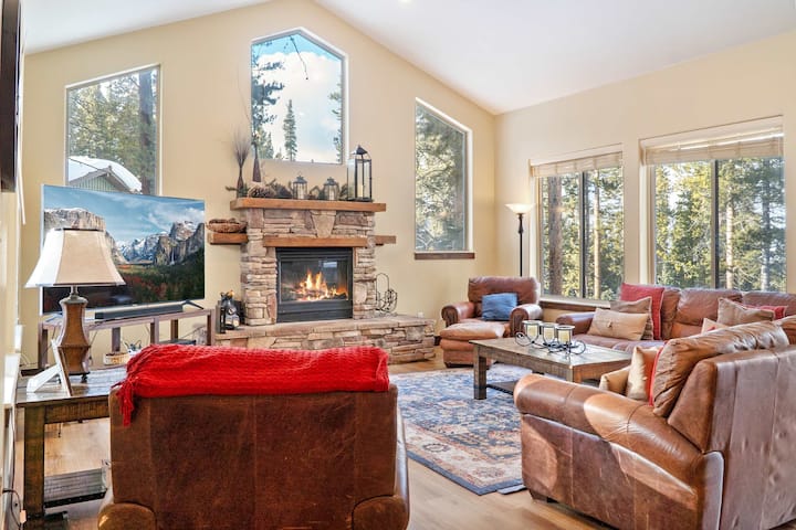 Dreamy 6 Br W/ Hot Tub, Walk To Goose Pasture Tarn - Breckenridge, CO