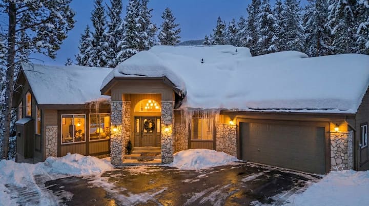 Dreamy 6 Br W/ Hot Tub, Walk To Goose Pasture Tarn - Breckenridge, CO