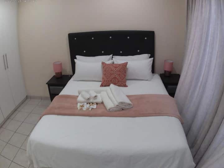 Queen Room Shower Only (7) - Howick