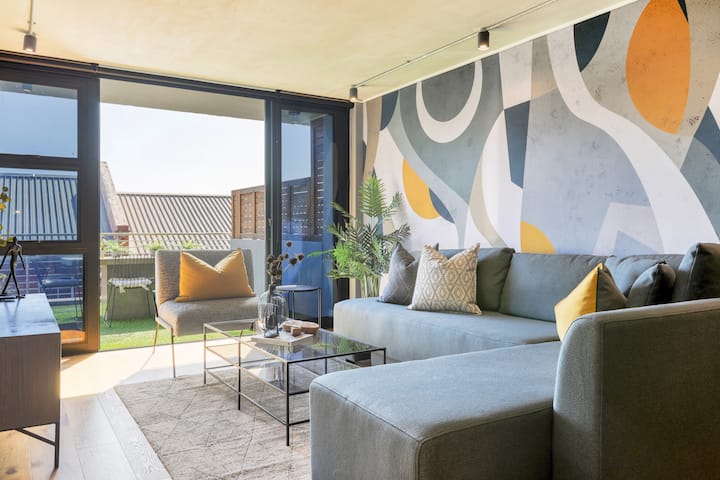 Large & Stylish With Terrace & Rooftop Pool - Camps Bay
