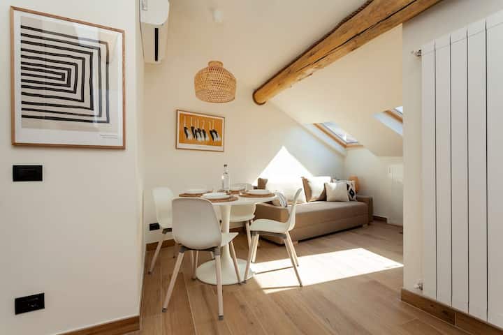 Una Mansarda Sul Lago Di Como - Veleso