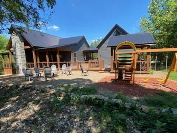 New Luxury Lodge W/ Game Room & Hot Tub - Sleeps - Broken Bow, OK
