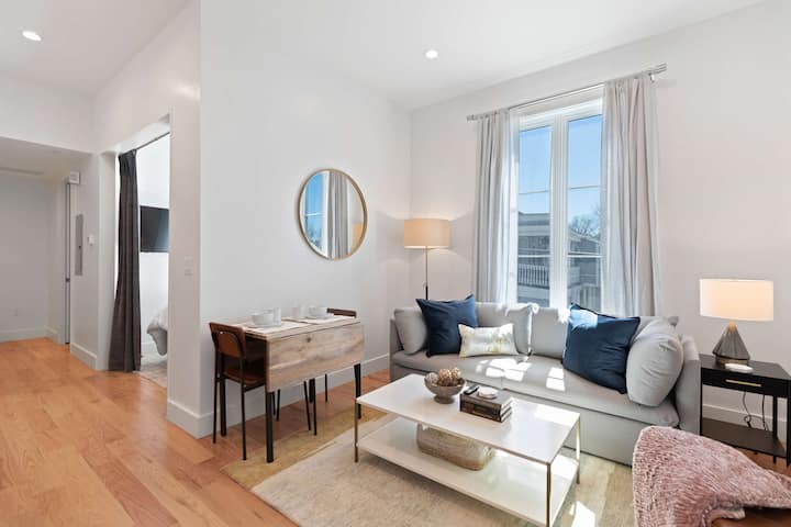 The Iris, Superior Suite - Charleston, SC