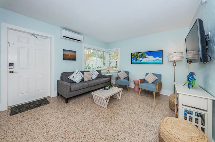 Poolside Suite- 2 Beds- Large Living Room! - Treasure Island, FL