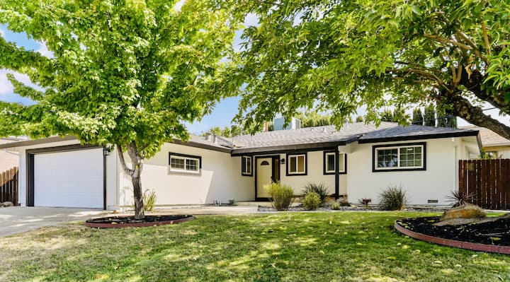 Beautifully Renovated 4 Bedroom Home With Pool - Roseville, CA
