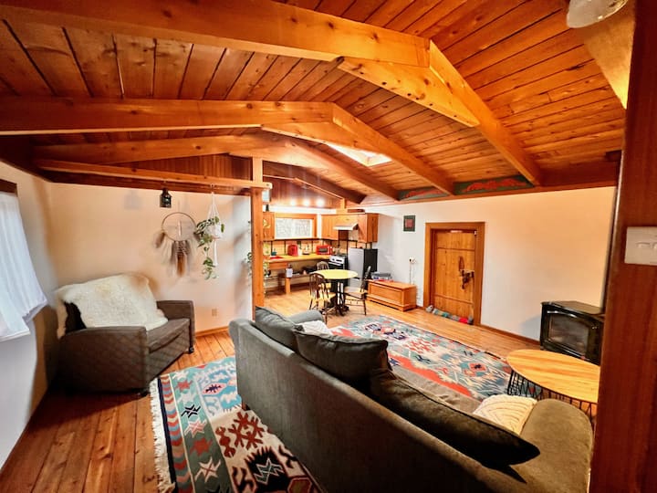 Nostalgic Downtown Boatbuilder's Cabin - Squamish