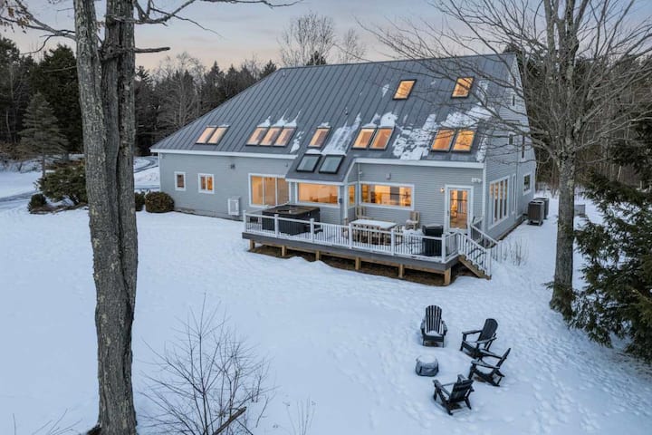 Modern 7-br Chalet Minutes To Mt. Sunapee - New London, NH