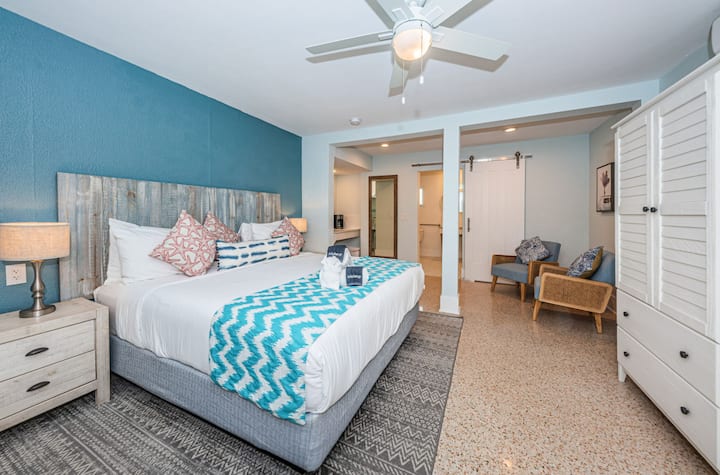 Sunset Beach- Boutique Hotel- W/large Fishing Pier - St. Pete Beach, FL