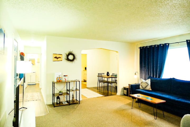 "Blue Room" Premium Downtown Apartment At Villages - Ironwood, MI
