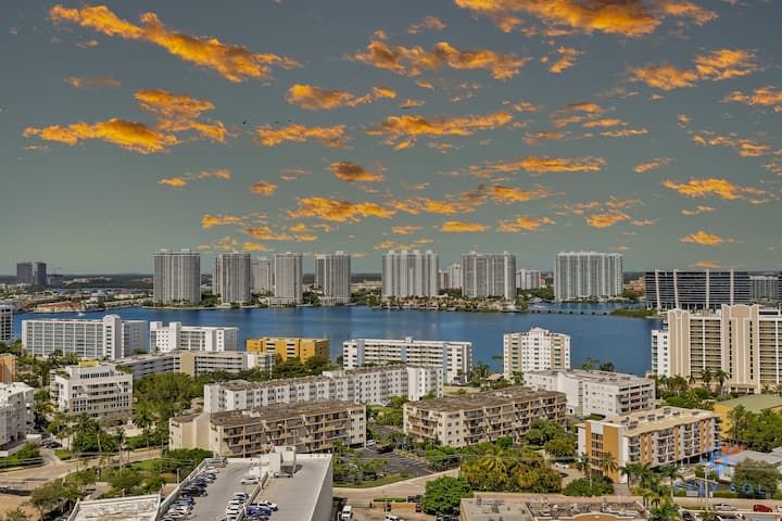 Luxurious Beach Studio| Gym| Balcony - Miami Gardens, FL