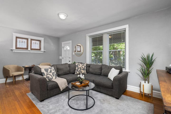 Stylish South City 2br W/ Garage & Blazing Wi-fi - Saint-Louis, MO