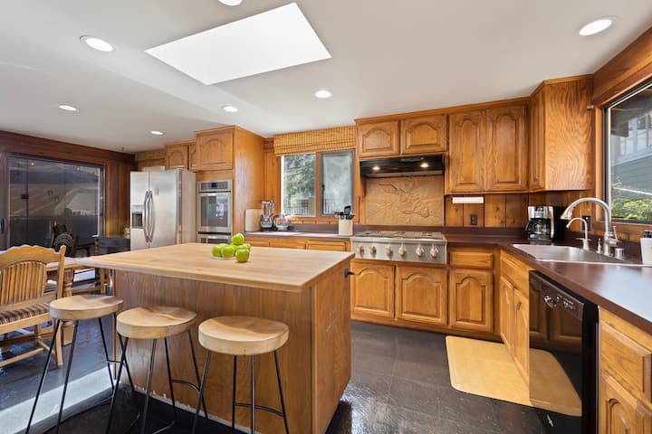 221w: Lovely Avalon House W/ Cart & Spacious Deck - Santa Catalina Island, CA