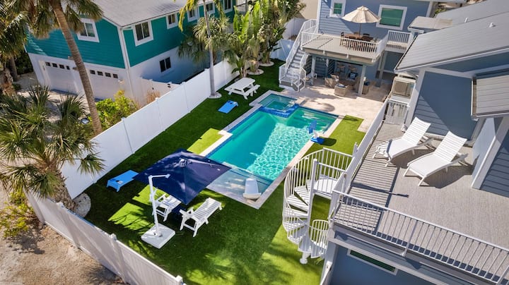 Back To Blue: Pool & Spa, Ping Pong, Foosball - Anna Maria, FL