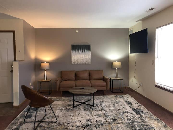 2 Bedroom Apartment Next To Rivian - Bloomington, IL