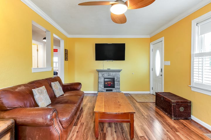 Dog-friendly Cozy Cottage | Private Fenced Yard - Norfolk, VA
