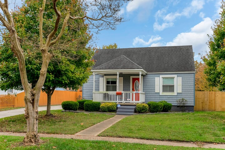 Dog-friendly Cozy Cottage | Private Fenced Yard - Norfolk, VA