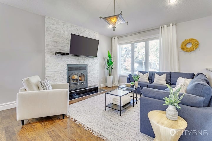 Grovenor | 5br • Sleeps 14 • Triple Garage - Edmonton, Canada