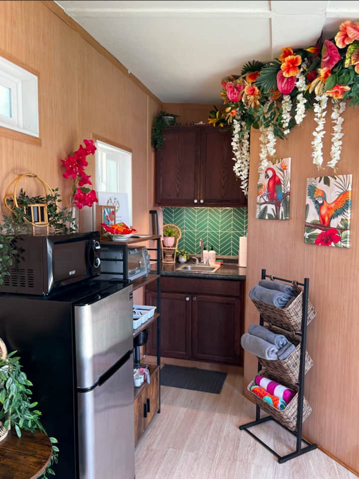 Darling Tiny Home Retreat With Stunning Views - Lakeside