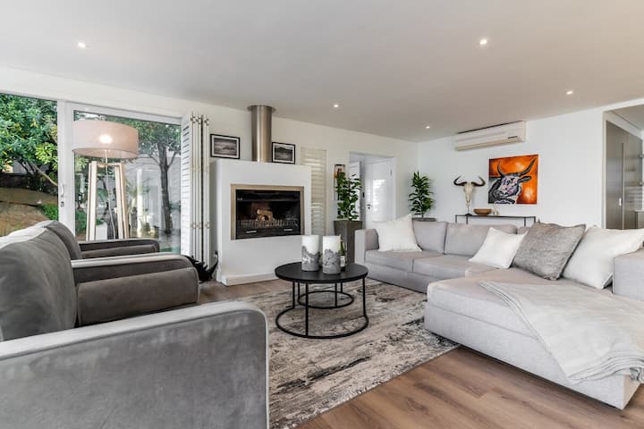 It's All About The Views! Beach Style Home - Camps Bay