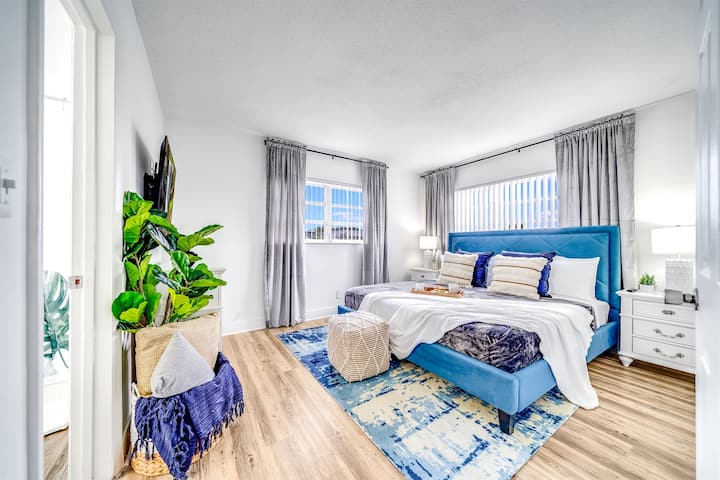 2 Bd Condo - Sleeps 4 - Palm Wave Stays - Coconut Creek, FL