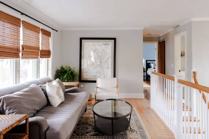 Newport Beach Loft Stay - Jamestown, RI