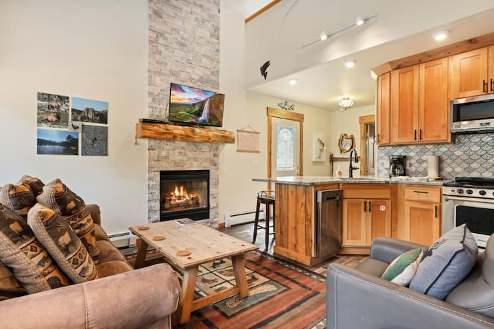 Riverfront Sanctuary • Private Hot Tub • Near Rmnp - Estes Park, CO