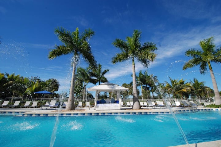 Prime Location! 3 Classy Rooms | Pool + Spa - Doral, FL