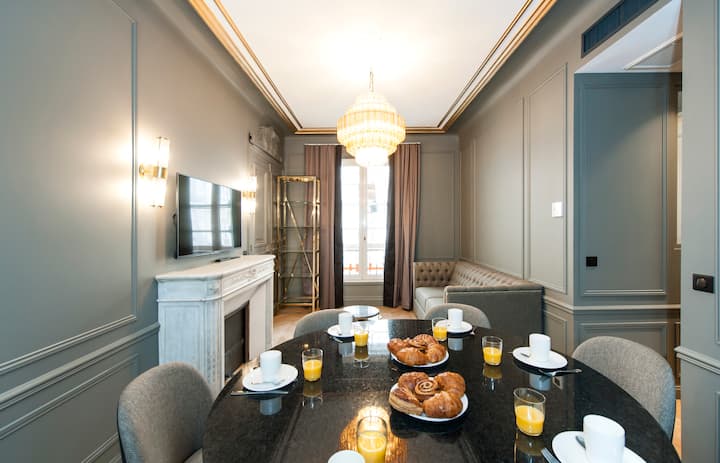 A Luxurious 3-br Apartment In The Champs Elysées - باريس