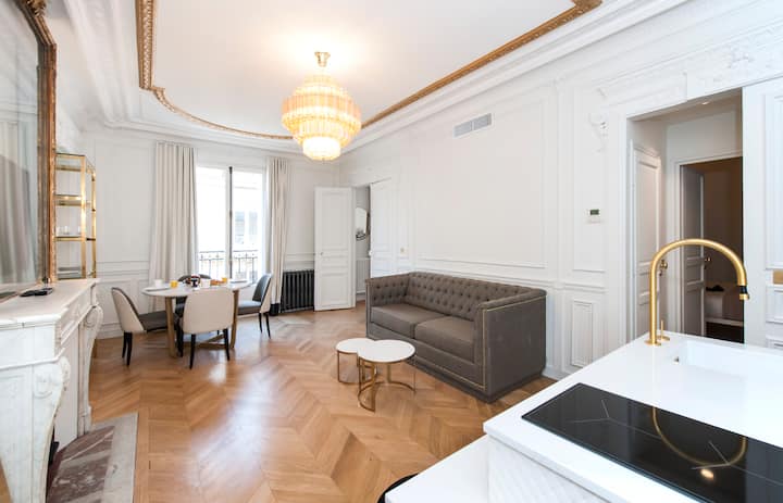 A Sumptuous 2-br Apartment In The Champs-elysées - Paris