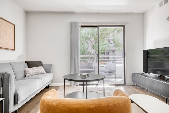 Blueground | Studio City, Pool, Gym, Nr Olive Ave - Los Angeles, CA