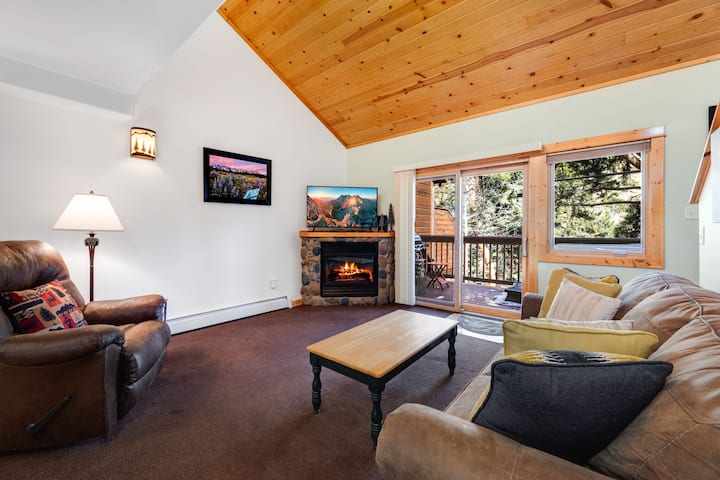 Riverfront, Mountain View, Private Hot Tub! - Estes Park, CO