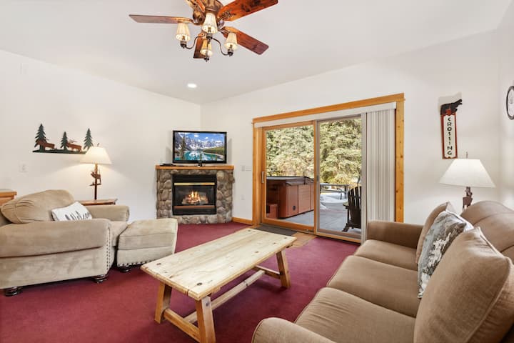 Riverfront, Mountain Views! Private Hot Tub! - Estes Park, CO