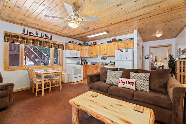 On Fall River, Mountain Views, Private Hot Tub! - Estes Park, CO