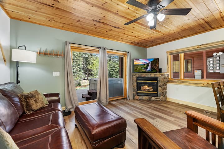 Riverfront, Mountain Views, Private Hot Tub! - Estes Park, CO