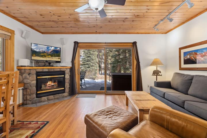 Riverfront Escape •Private Hot Tub • Close To Rmnp - Estes Park, CO