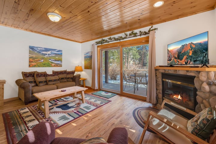 Mountain Views, Riverfront, Fireplace! - Estes Park, CO