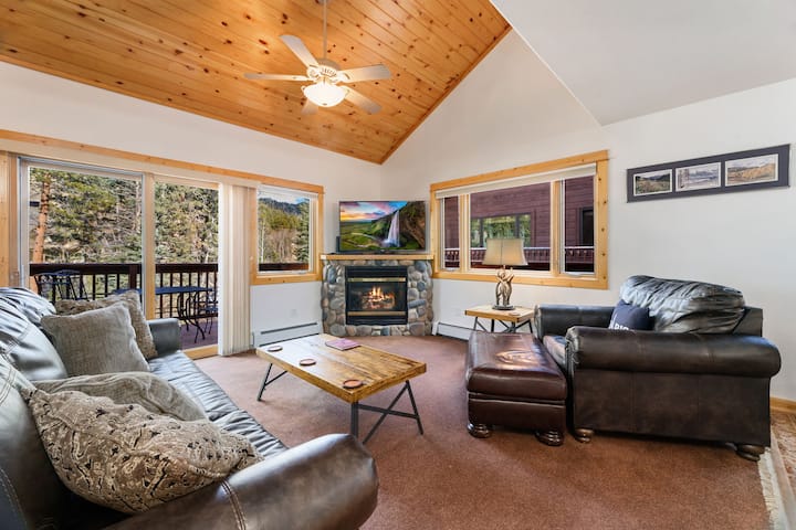 Spacious Riverfront Retreat  Private Hot Tub - Estes Park, CO