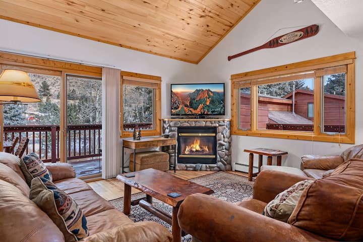 Riverfront, Fireplace!  Private Hot Tub! - Estes Park, CO