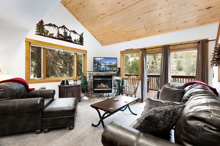 Mountain Views, Riverfront! Private Hot Tub! - Estes Park, CO