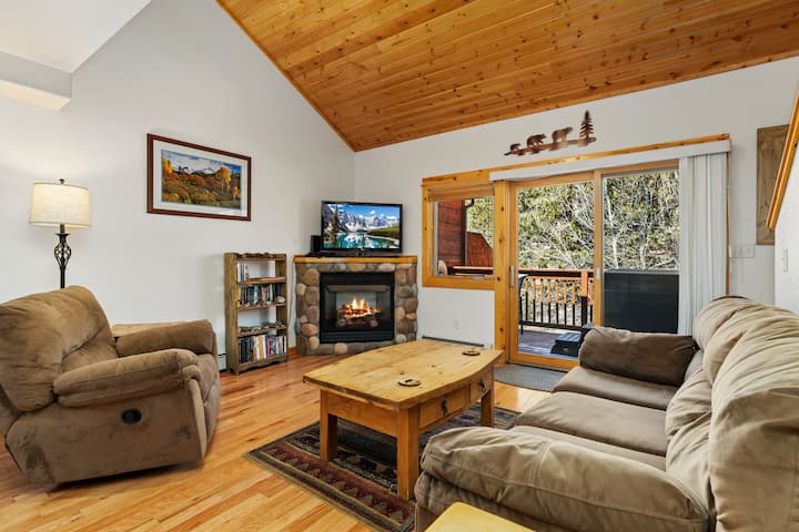 On Fall River, Mountain Views, Private Hot Tub! - Estes Park, CO