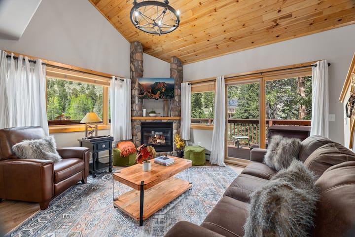 Cozy Riverfront Hideaway • Private Hot Tub - Estes Park, CO