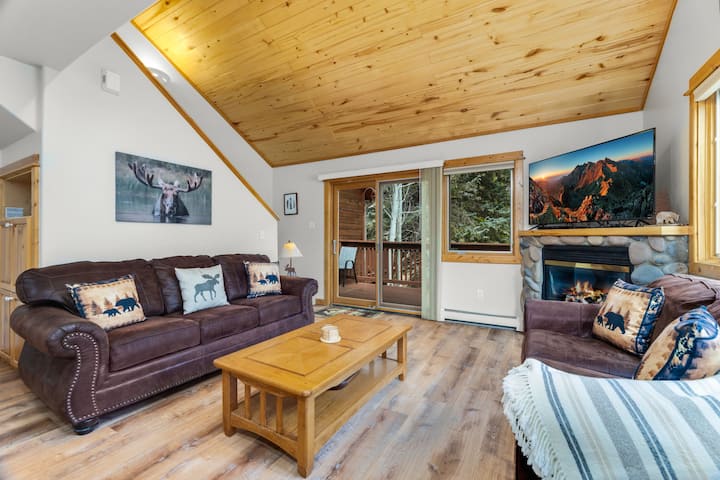 Riverfront, Mountain Views! Fireplace! - Estes Park, CO