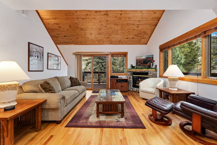 Riverfront, Mountain View! Fireplace! - Estes Park, CO
