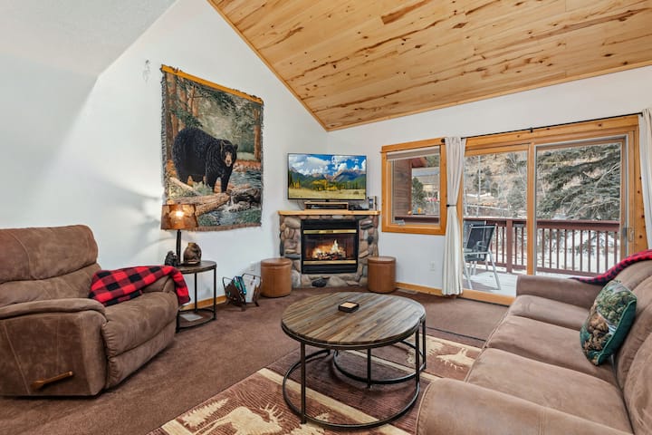 Riverfront, Mountain View!  Fireplace! - Estes Park, CO