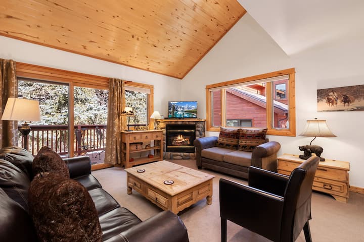 Mountain Views, Riverfront!  Fireplace! - Estes Park, CO