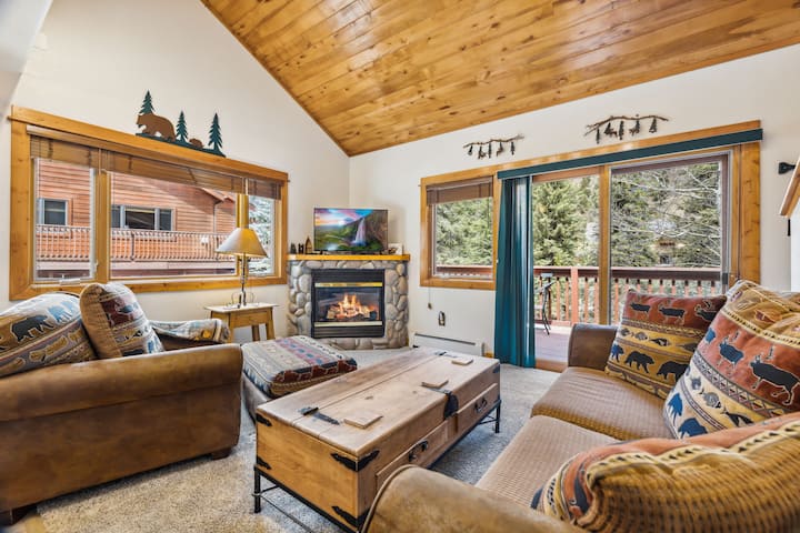 River Front! Mountain Views! - Estes Park, CO