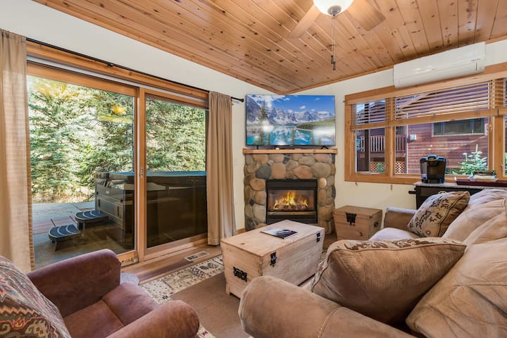 On Fall River, Mountain Views, Private Hot Tub! - Estes Park, CO