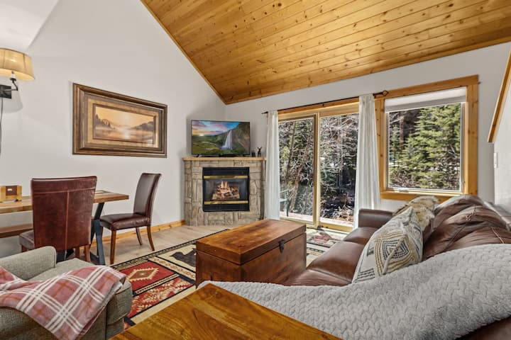 Riverfront Retreat • Private Hot Tub • Near Rmnp - Estes Park, CO
