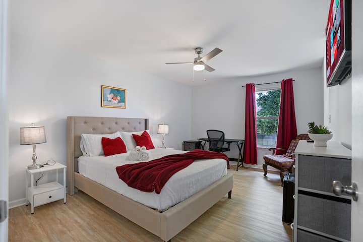 Play & Stay - Freshly Updated, Workspace & Games - Clarksville, TN